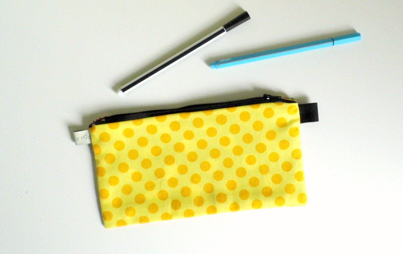 Trousse pour l'école imprimée plumes multicolores sur fond noir